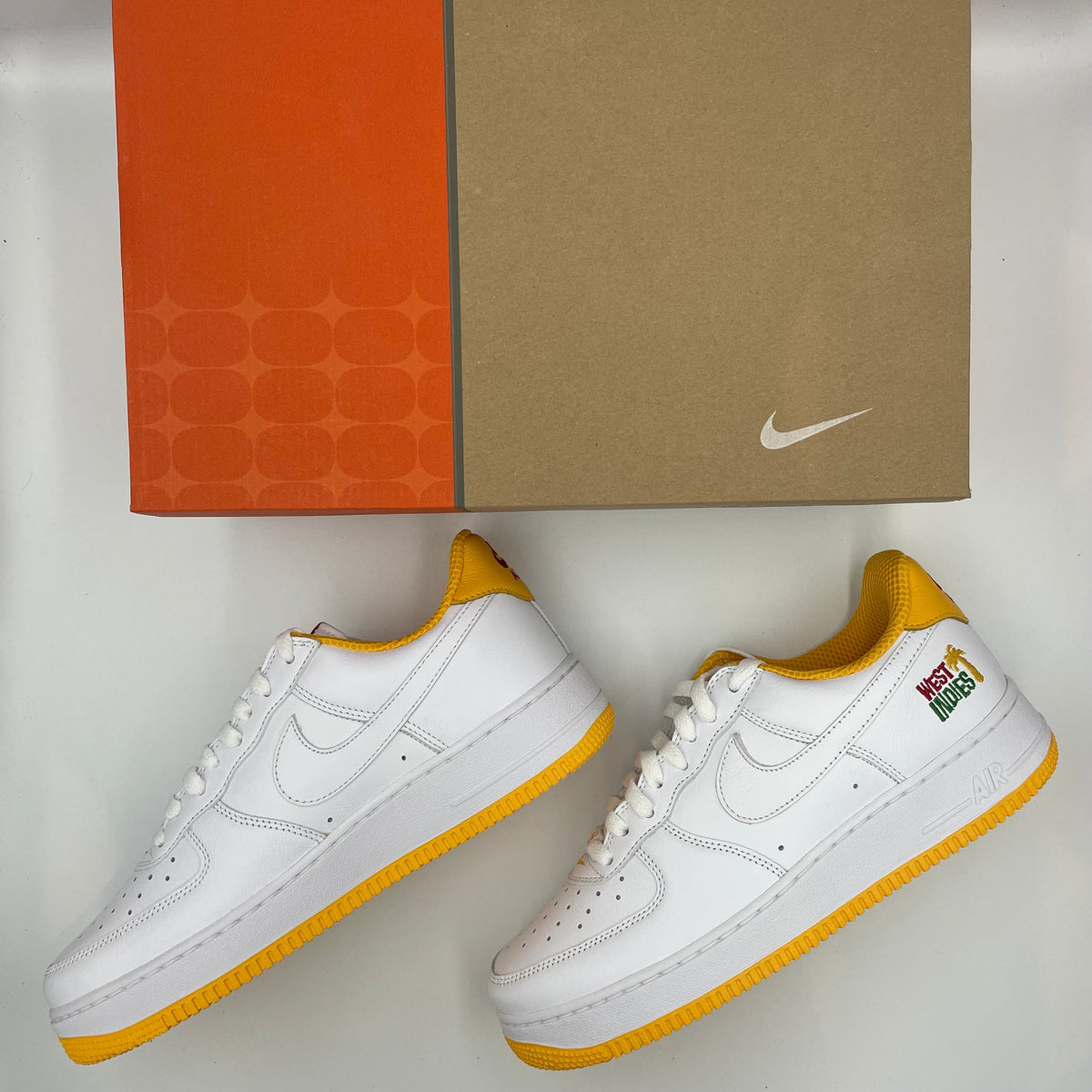 AIR FORCE 1 LOW RETRO OS WHITE/WHITE UNIVERSITY GOLD BLANC/OR UNIVERSI ...